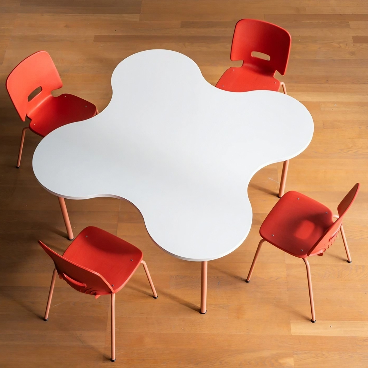 Petite table de réunion design finlandaise