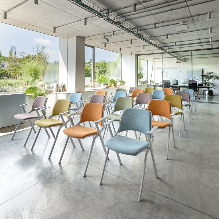 Chaise de conférence moderne empilable avec ou sans tablette
