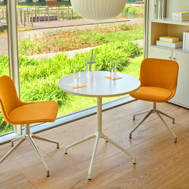 Table de cafétéria ronde en bois plaquée chêne ou Fenix