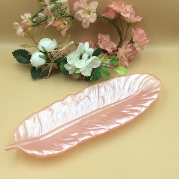 Vide-poche forme plume en résine époxy rose - doucescreations