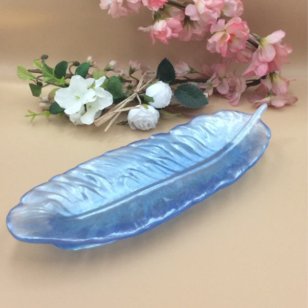 Vide-poche plume en résine époxy bleu - doucescreations