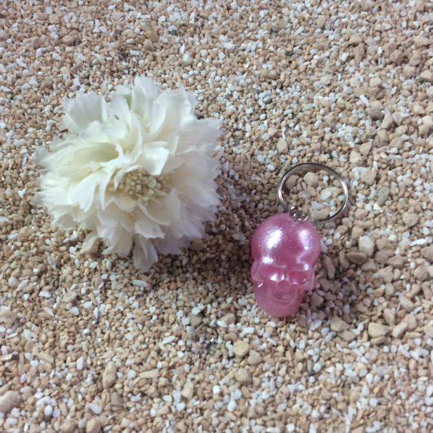 Porte-clé skull en résine époxy rose - doucescreations