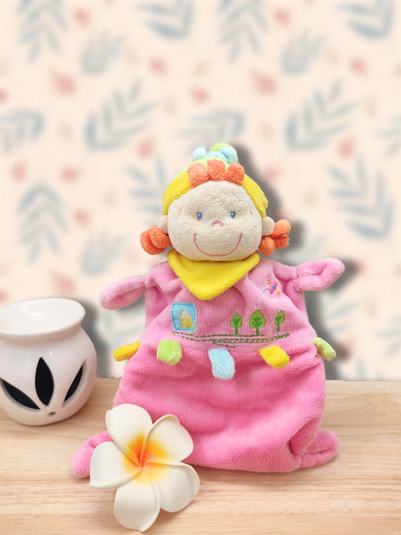 Nelly la petite fille attentionnée - Doudou personnalisé