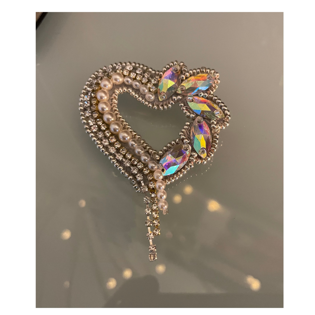 Broche Cristal en Forme de Cœur - Accessoire de Mode Unique