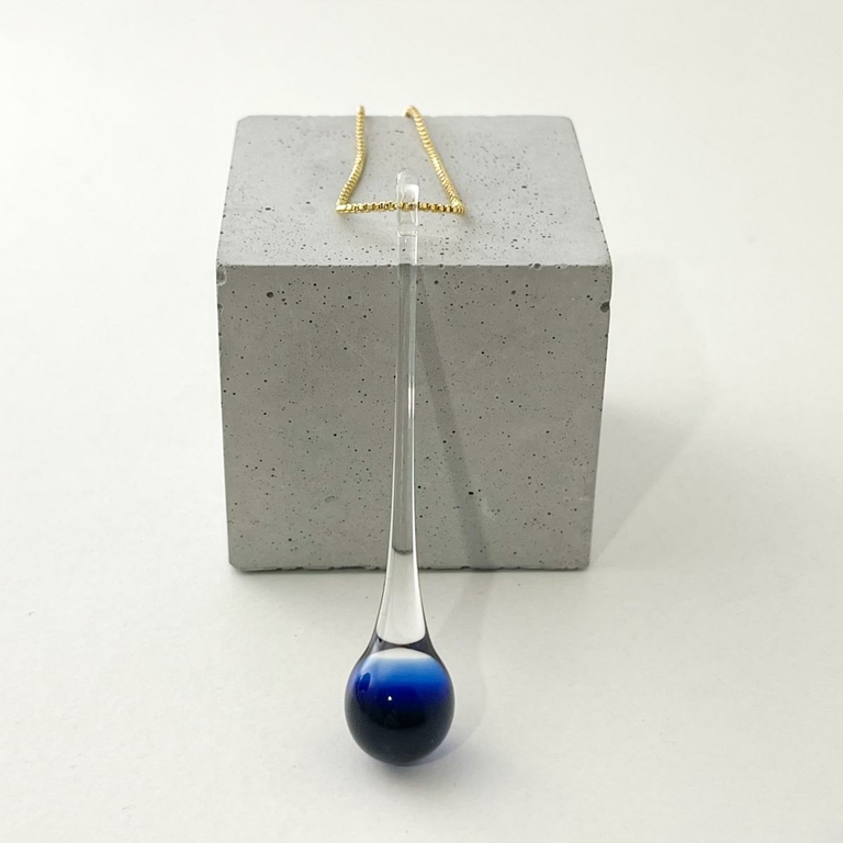 Just Glass It - Collier goutte de verre bleue monté sur chaîne dorée