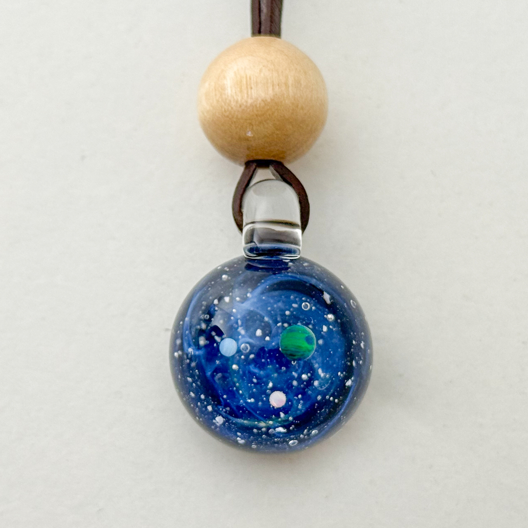 Just Glass It - Collier Système Solaire en verre fait main