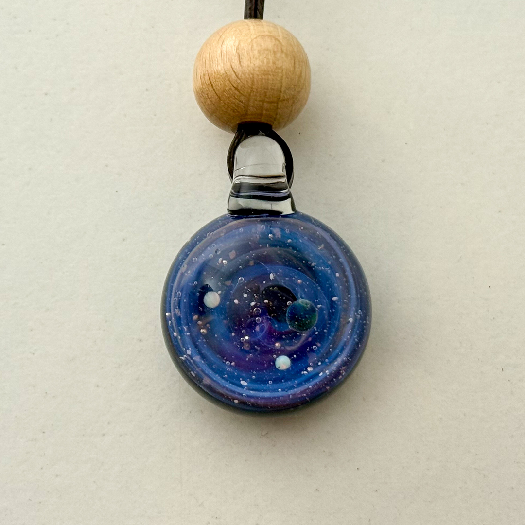 Just Glass It - Collier système solaire en verre