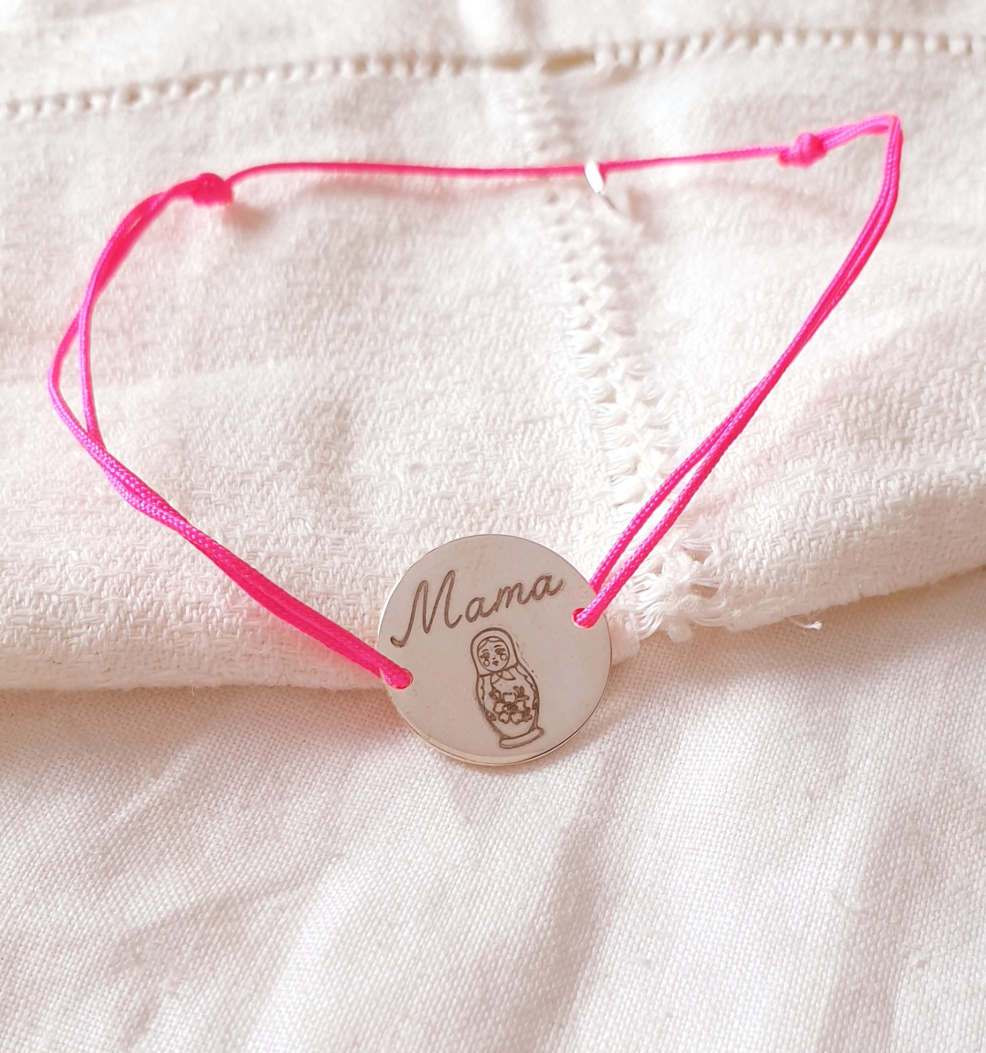 Idées cadeau de bijoux personnalisés pour une maman