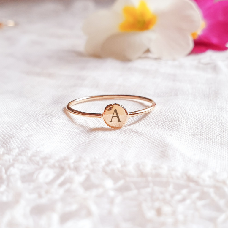 Bague personnalisable initiale or PETIT ROND - ROSA LA BRUNE