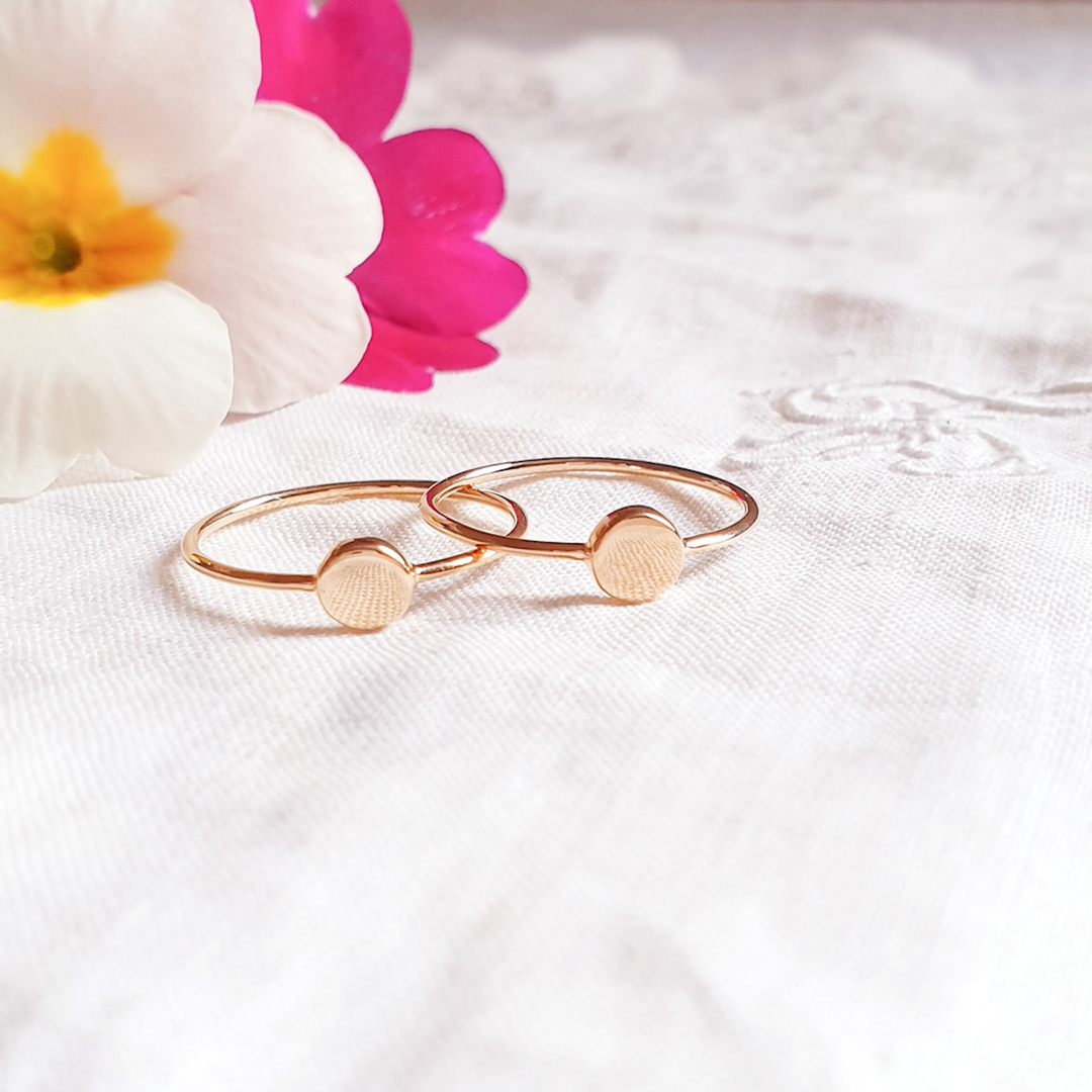 Bague personnalisable initiale or PETIT ROND - ROSA LA BRUNE