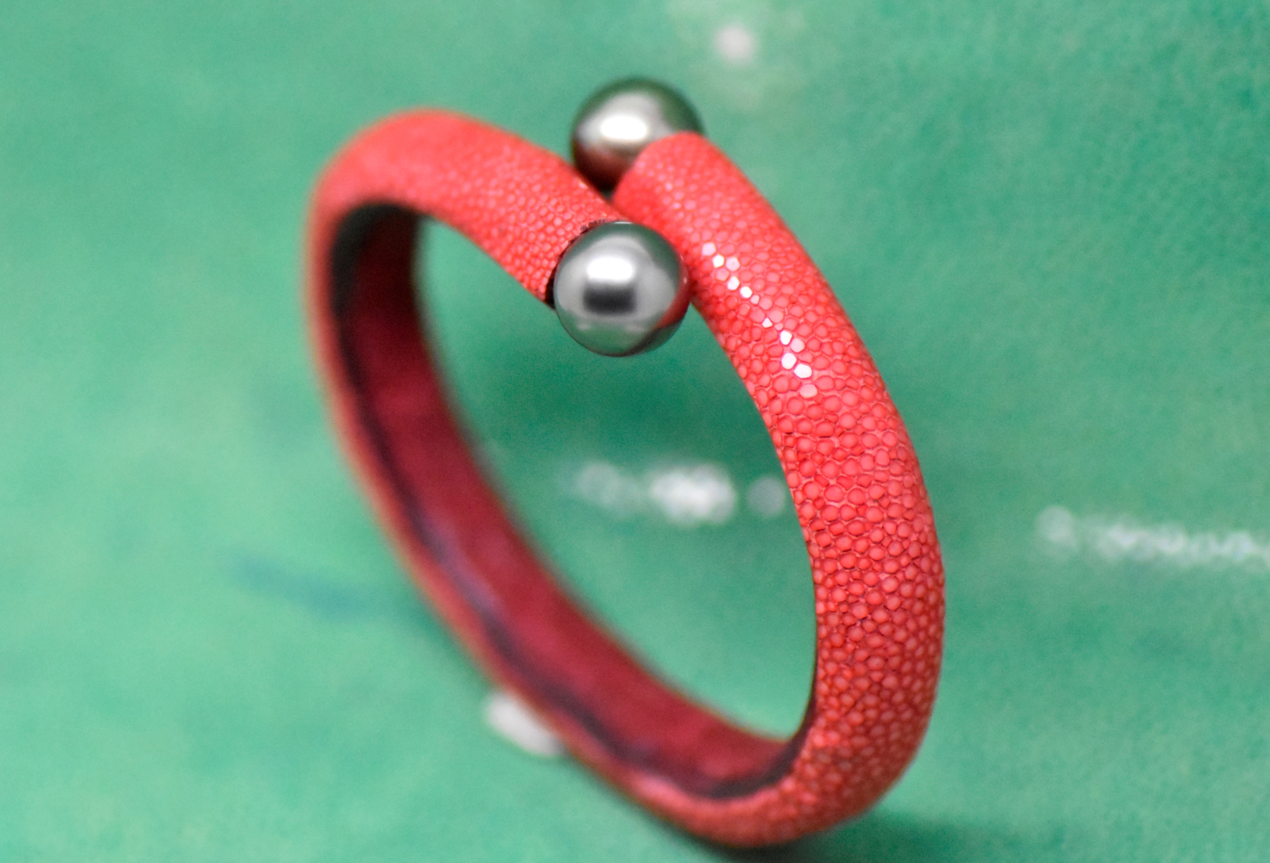 Pulsera África piel de raya galuchat y cocodrilo roja 2 perlas de ...