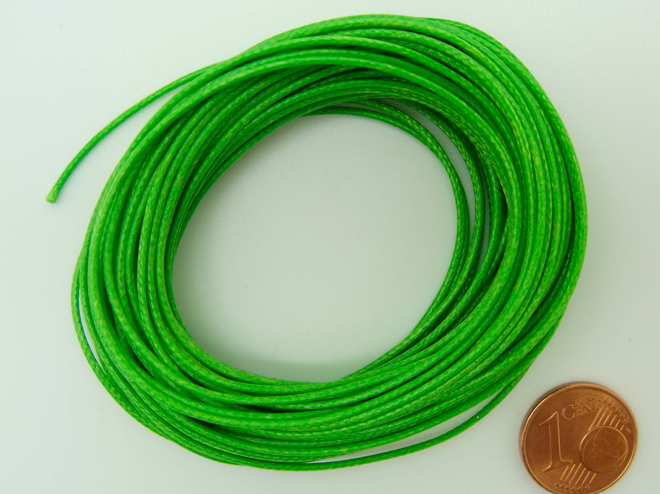 Fil polyester ciré Vert 1mm en écheveau de 10 mètres - Polyester Ciré ...
