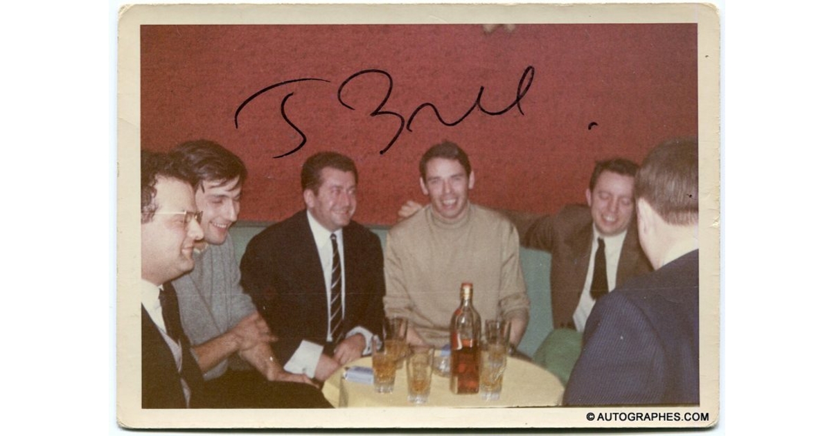 Jacques BREL - Photographie avec signature autographe - Autographes.com