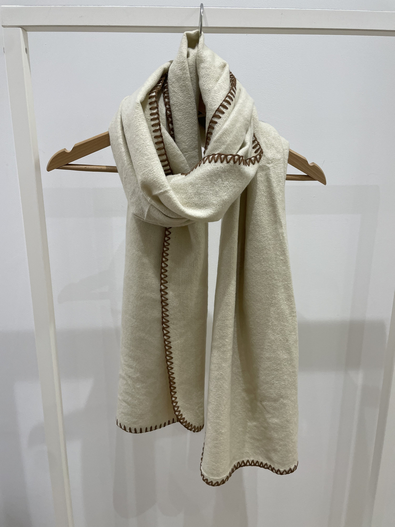 Écharpe Douceur Contrastée – Beige & Surpiqûres Caramel - LORA - Lora