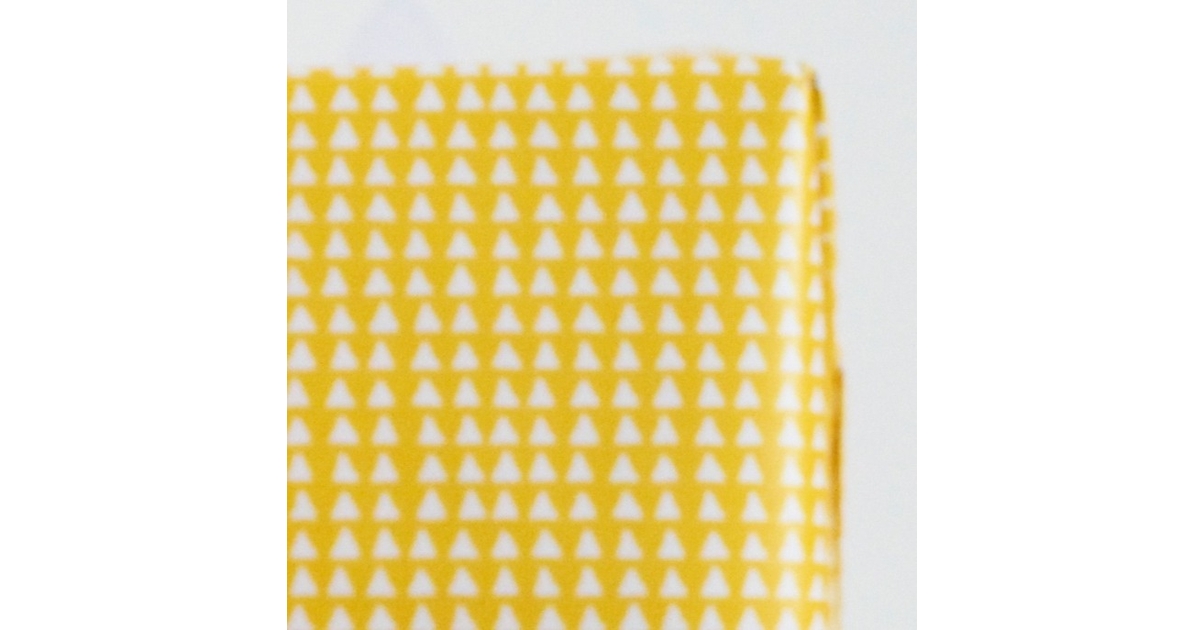 "Rouleau" - Papier cadeau avec des triangles - La Paqueterie