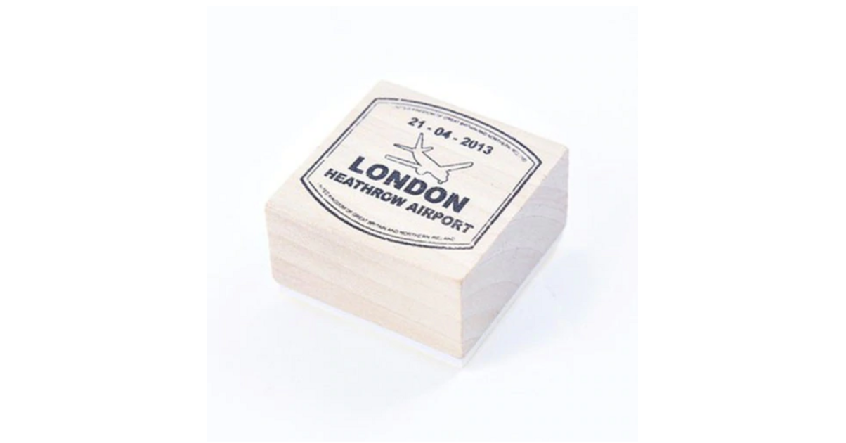 "Heathrow" - Joli tampon AIRMAIL - Tampons - La Paqueterie