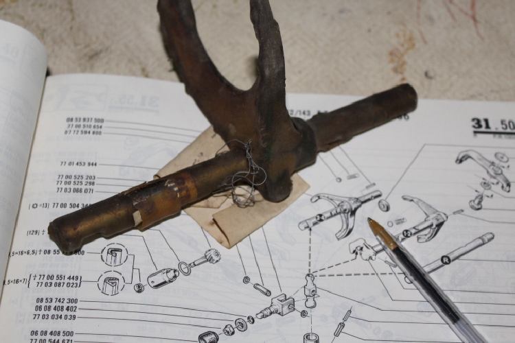 fourchette boite de vitesse neuve d'origine 7701453944 RENAULT 17 ...