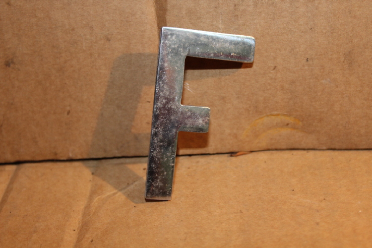 LETTRE ALU "F" PLAQUE D IMMATRICULATION - ACCESSOIRES - autopieces-ancienne