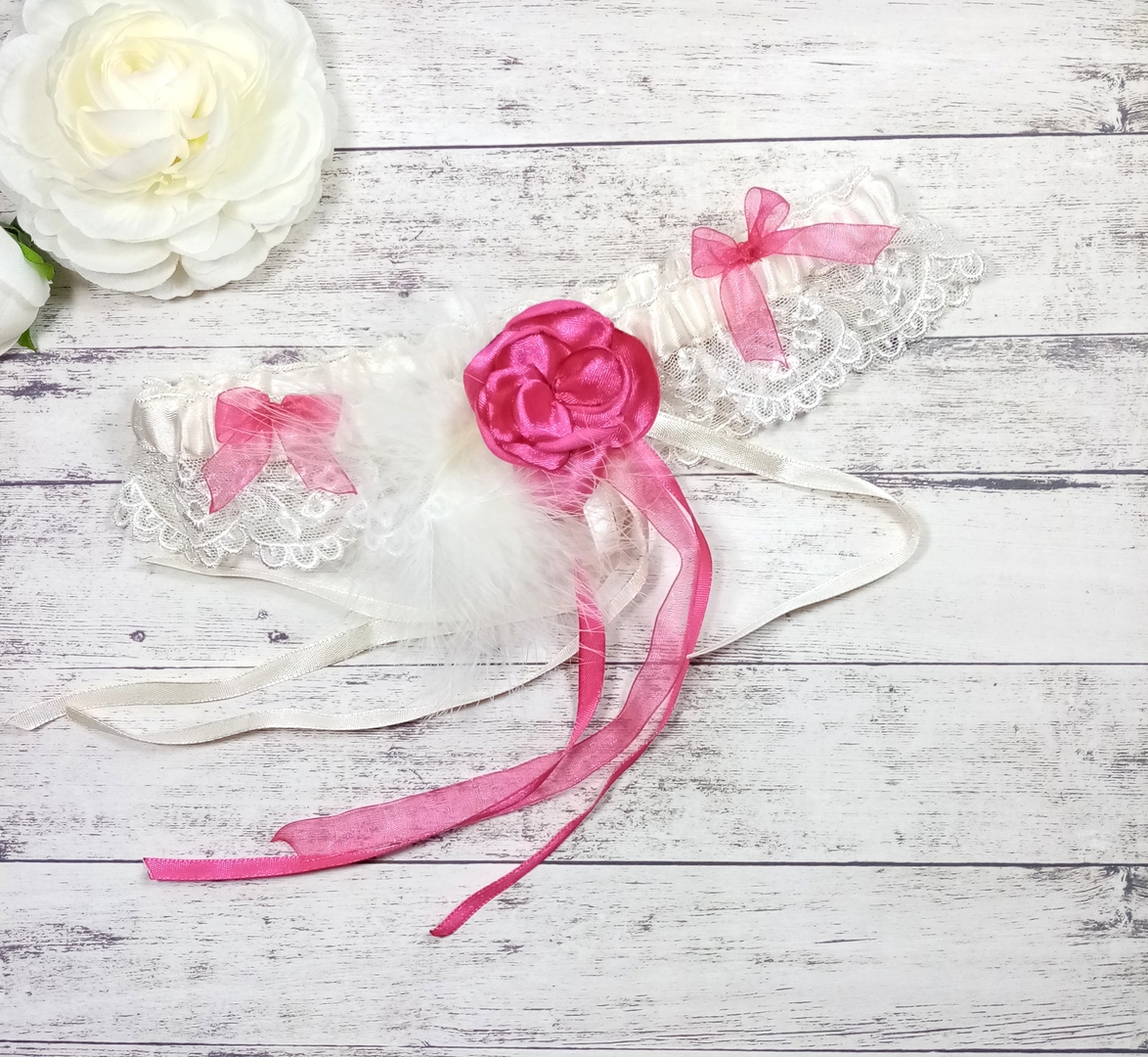 Jarretière de mariage ivoire dentelle et plume fuchsia - Jarretières de ...