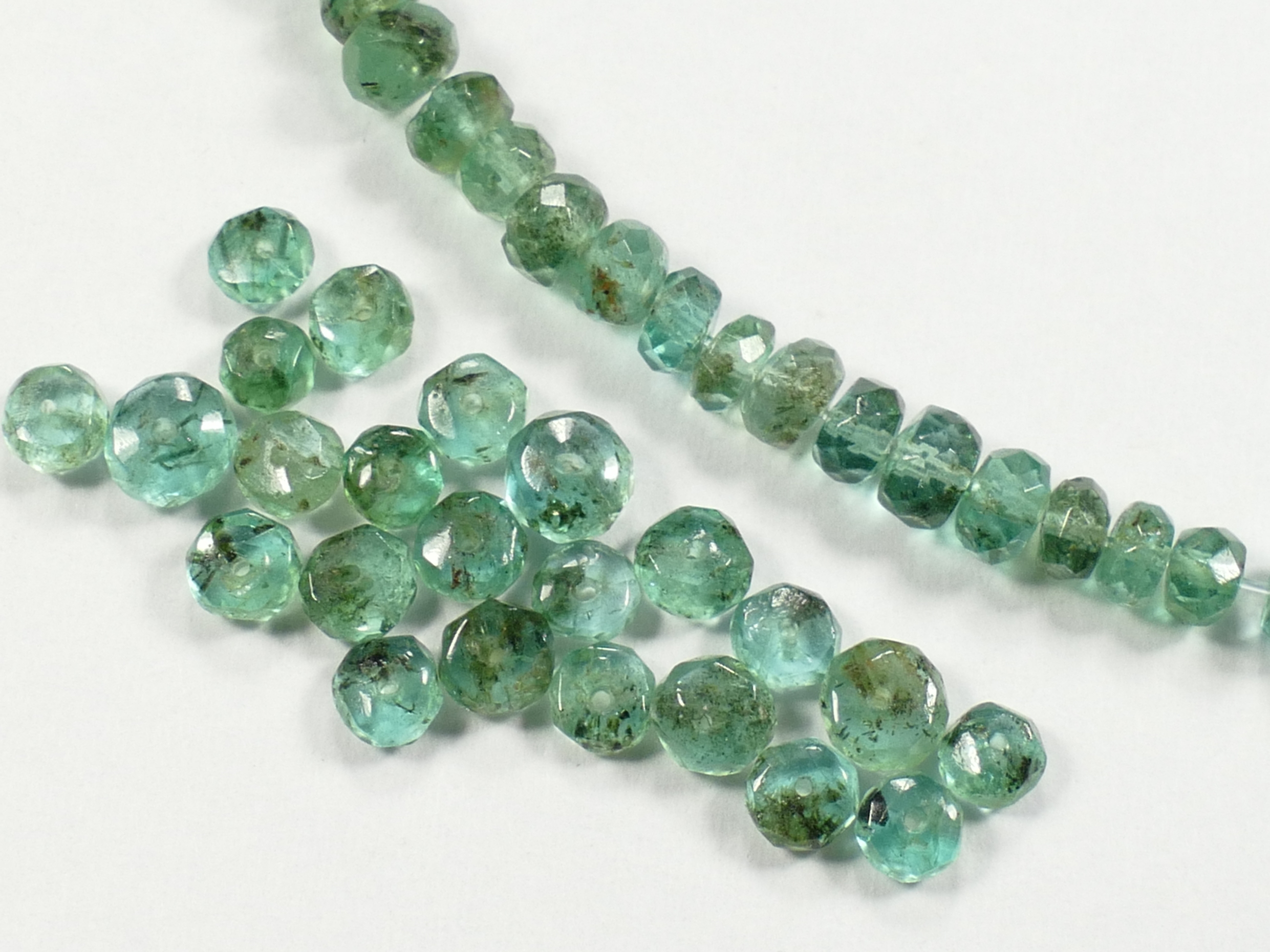 Boutique d'Emeraude naturel en perle - Gemmes Aventures