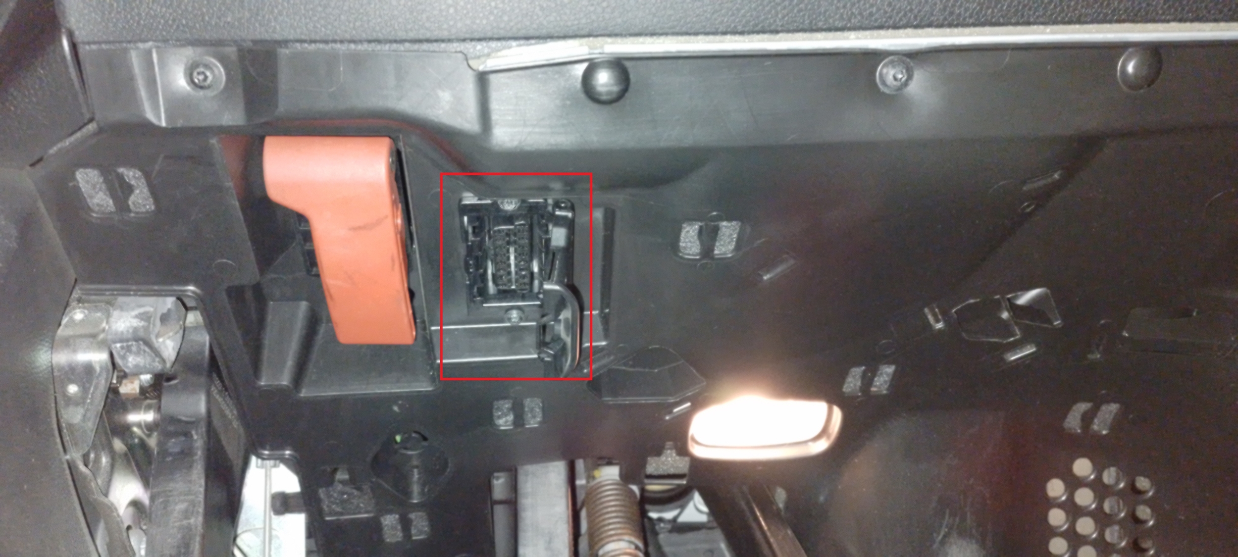 Comment trouver la prise OBD2 sur Mercedes Classe C 200