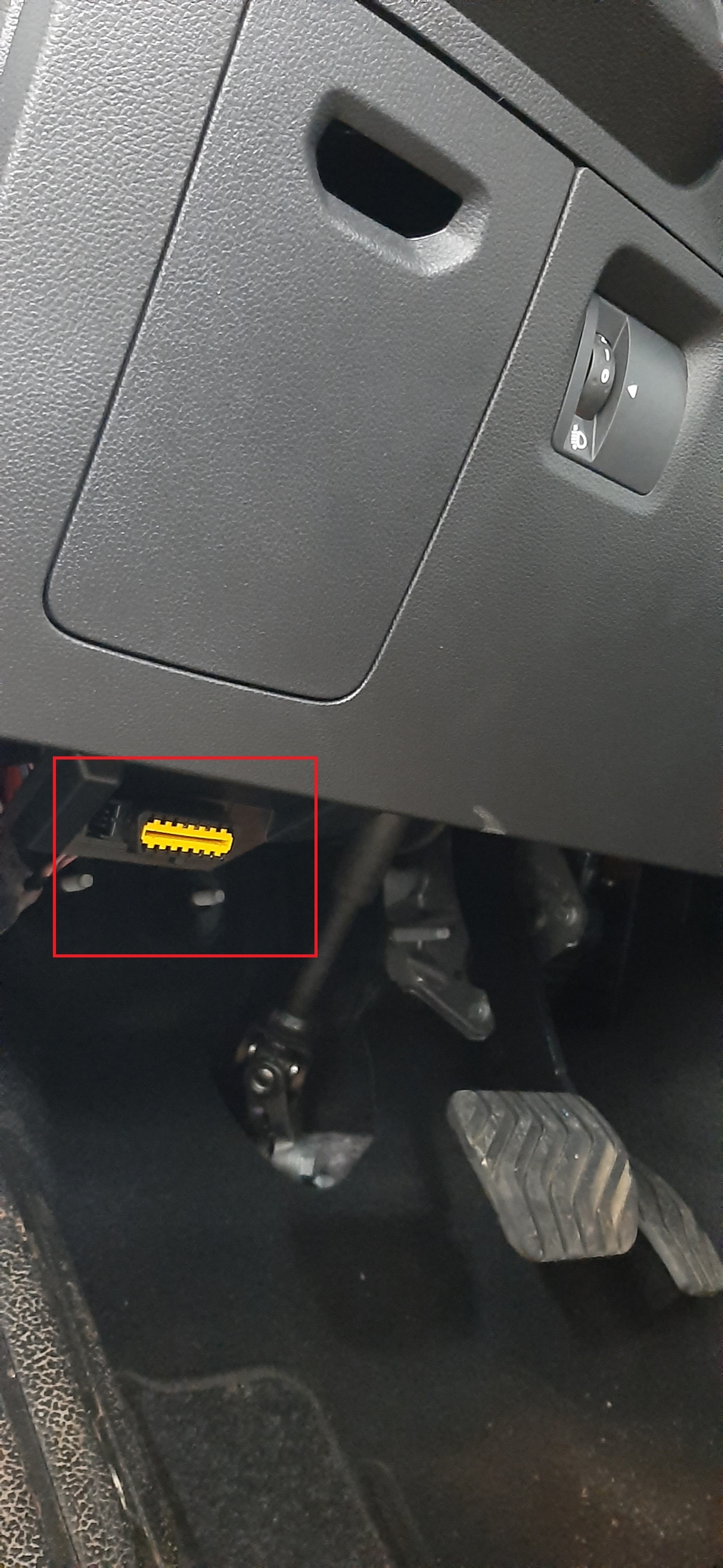 Comment trouver la prise OBD2 sur Dacia Sandero 3