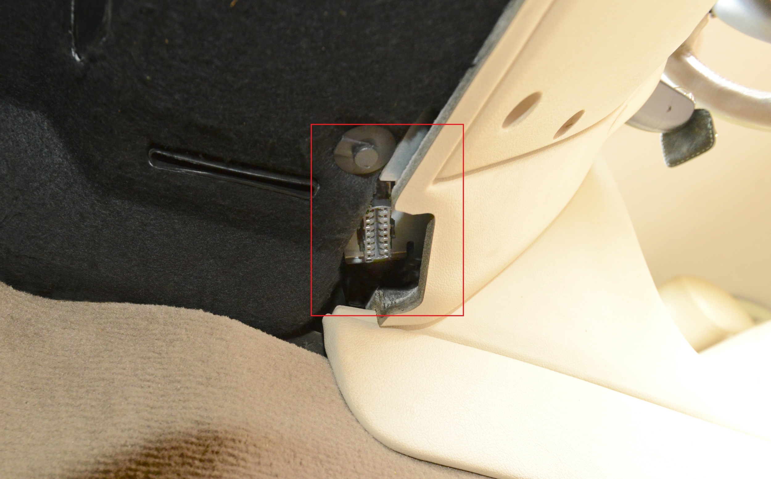 Trouver la prise de diagnostic OBD2 sur Jaguar XJ8