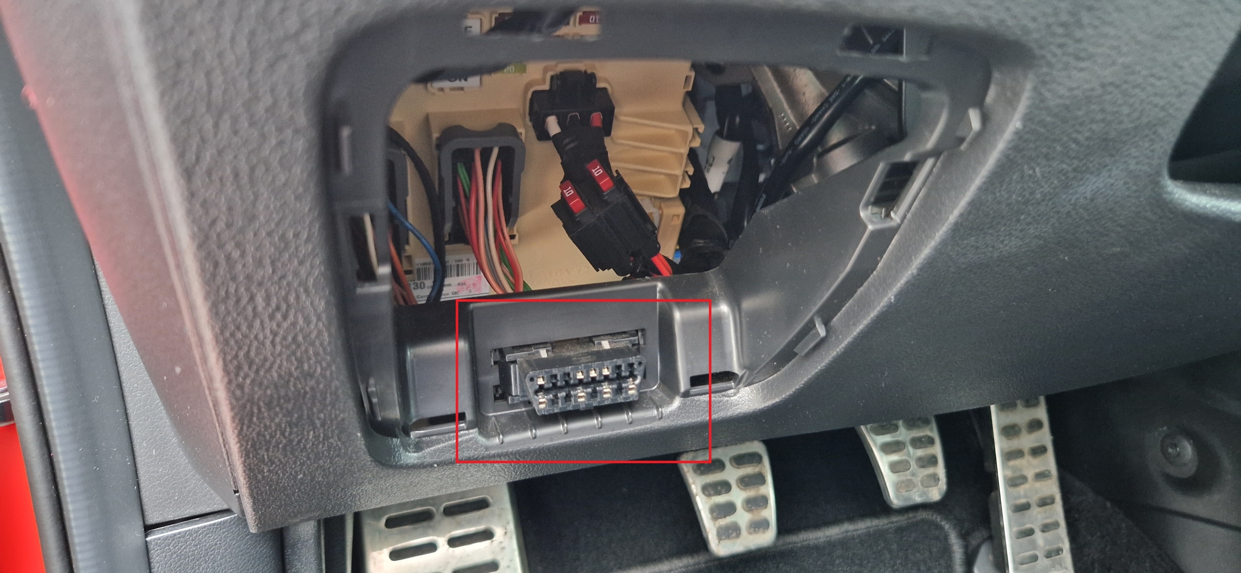 Trouver la prise de diagnostic OBD2 sur Kia Ceed GT-Line