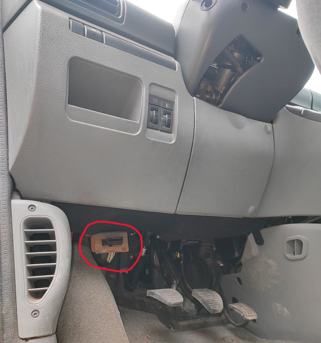 Trouver la prise diagnostic OBD2 sur Peugeot 806 HDI Ph2