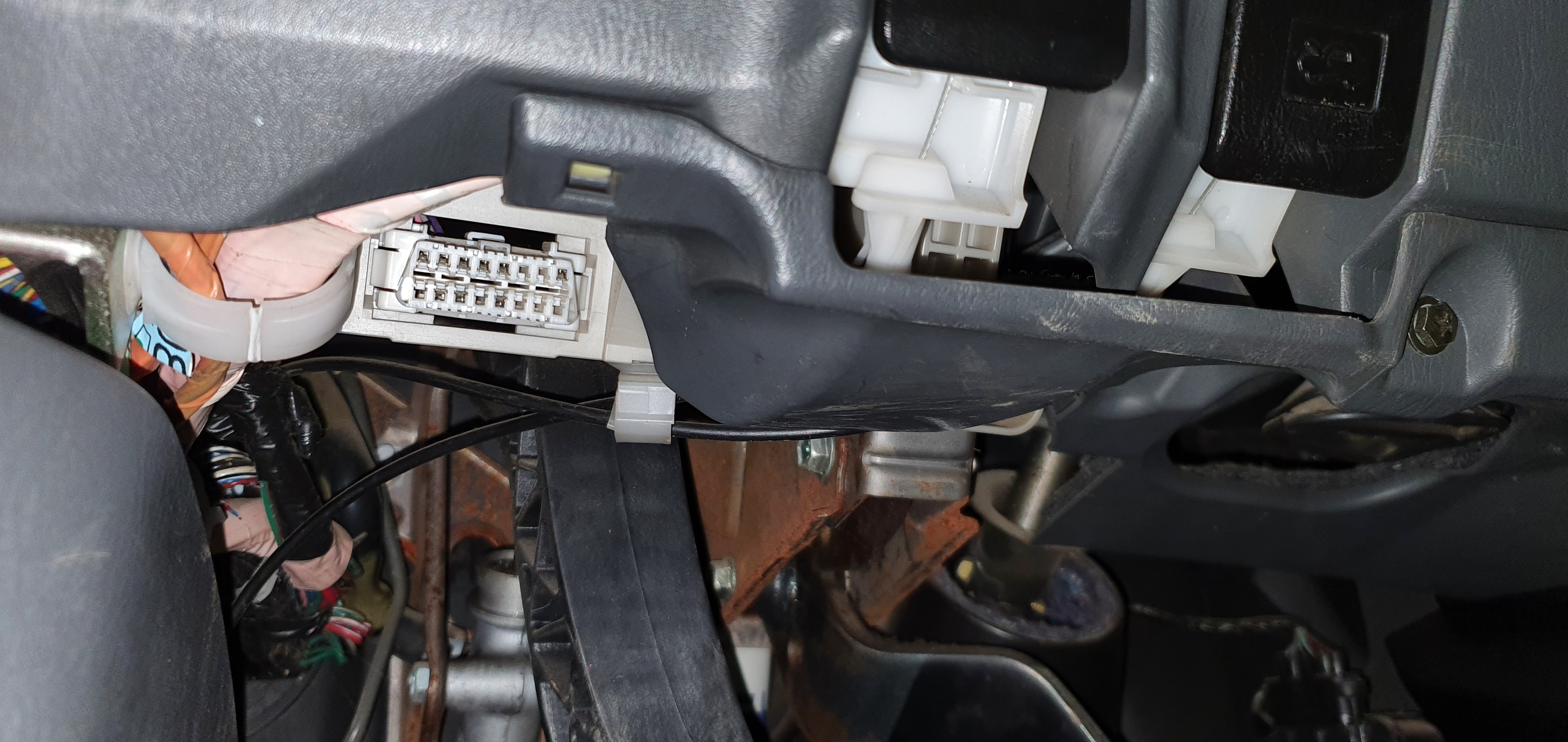 Comment trouver la prise OBD2 sur Toyota Land Cruiser