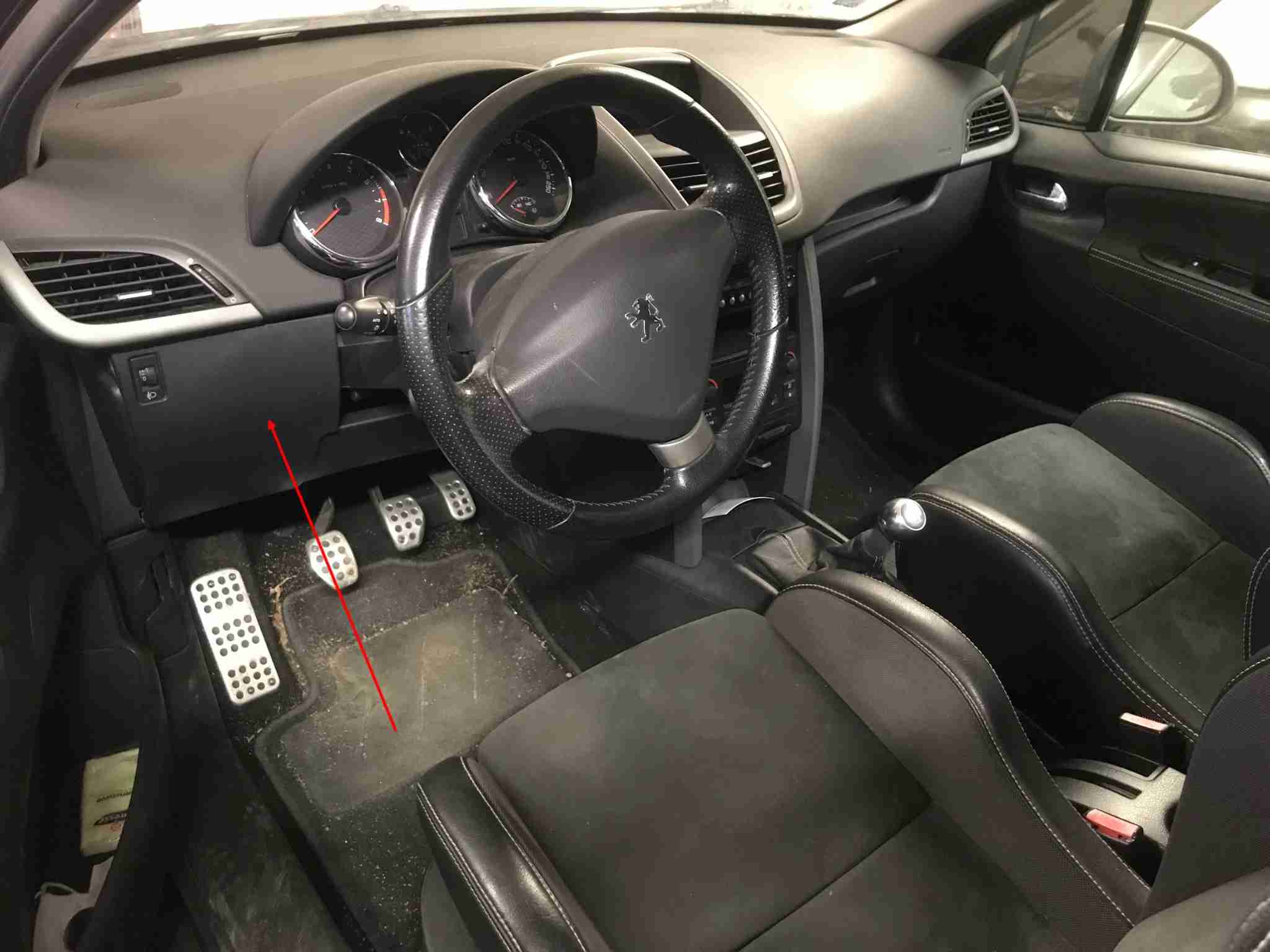 Où se trouve la prise de diagnostic OBD2 sur Peugeot 207