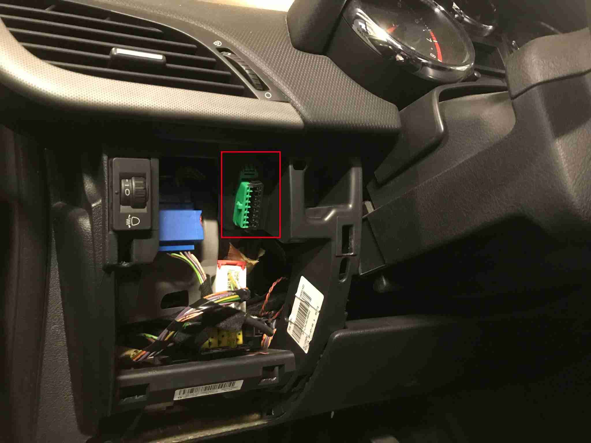 Où se trouve la prise de diagnostic OBD2 sur Peugeot 207