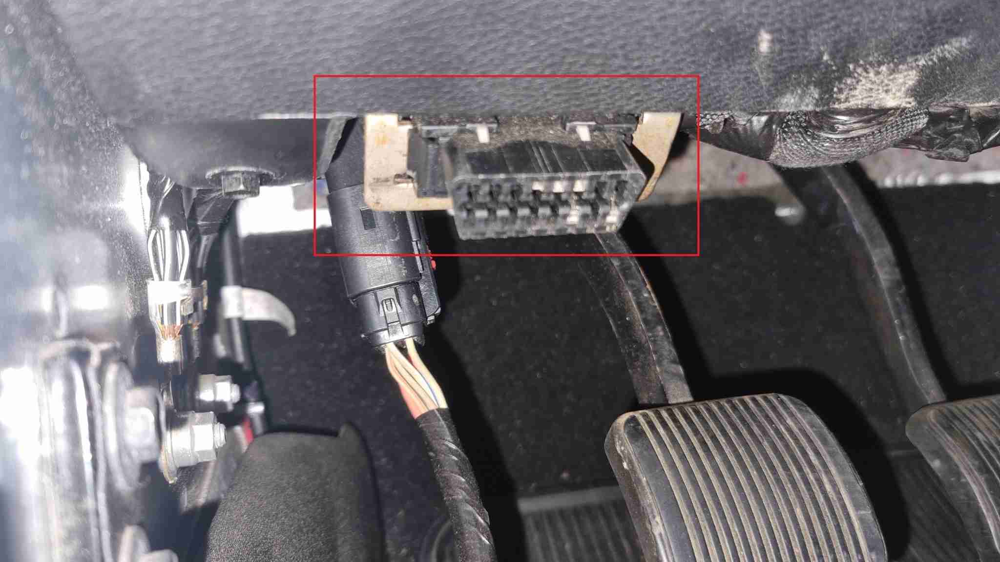 Comment trouver la prise OBD2 sur Jeep Wrangler JK