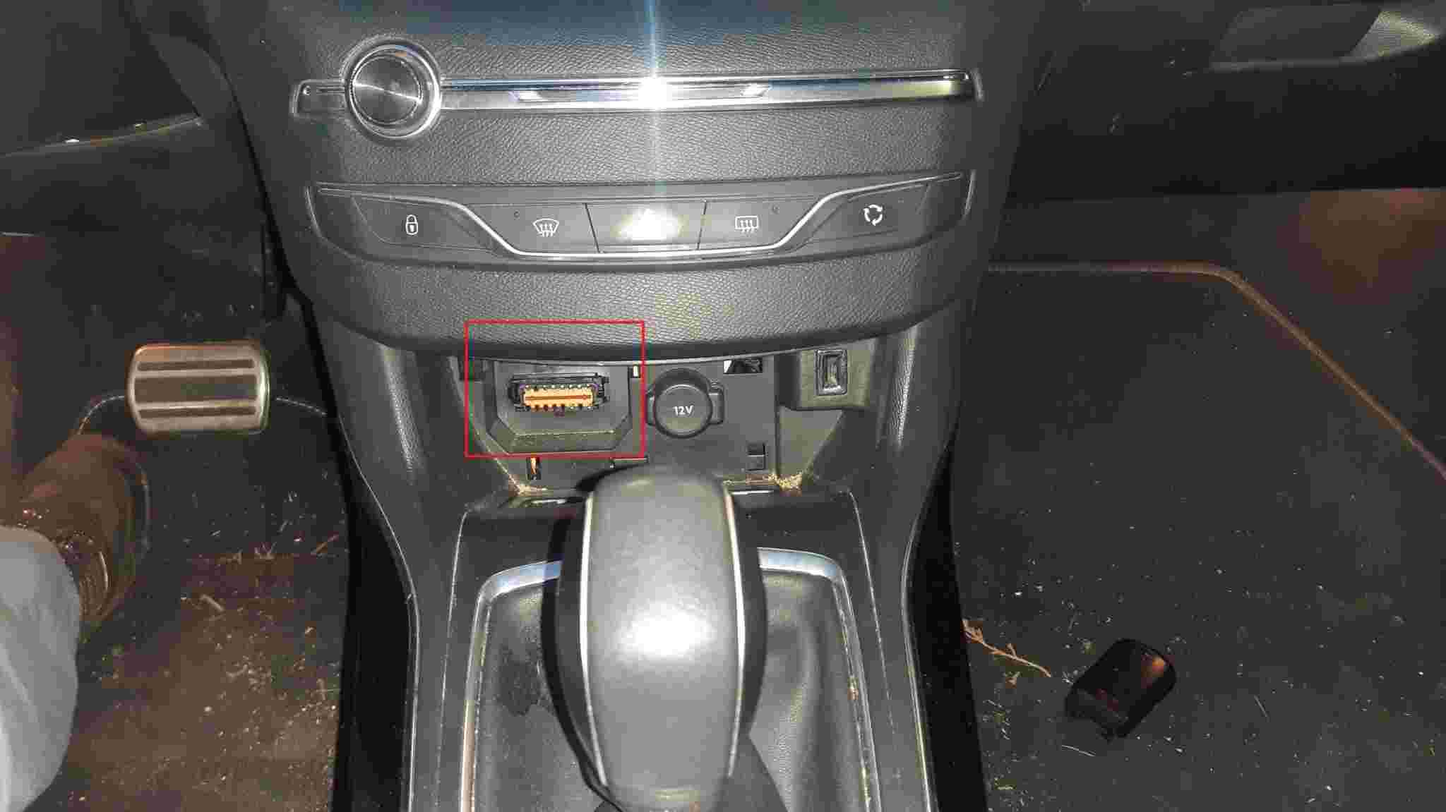 Trouver la prise de diagnostic OBD2 sur Peugeot 308 II