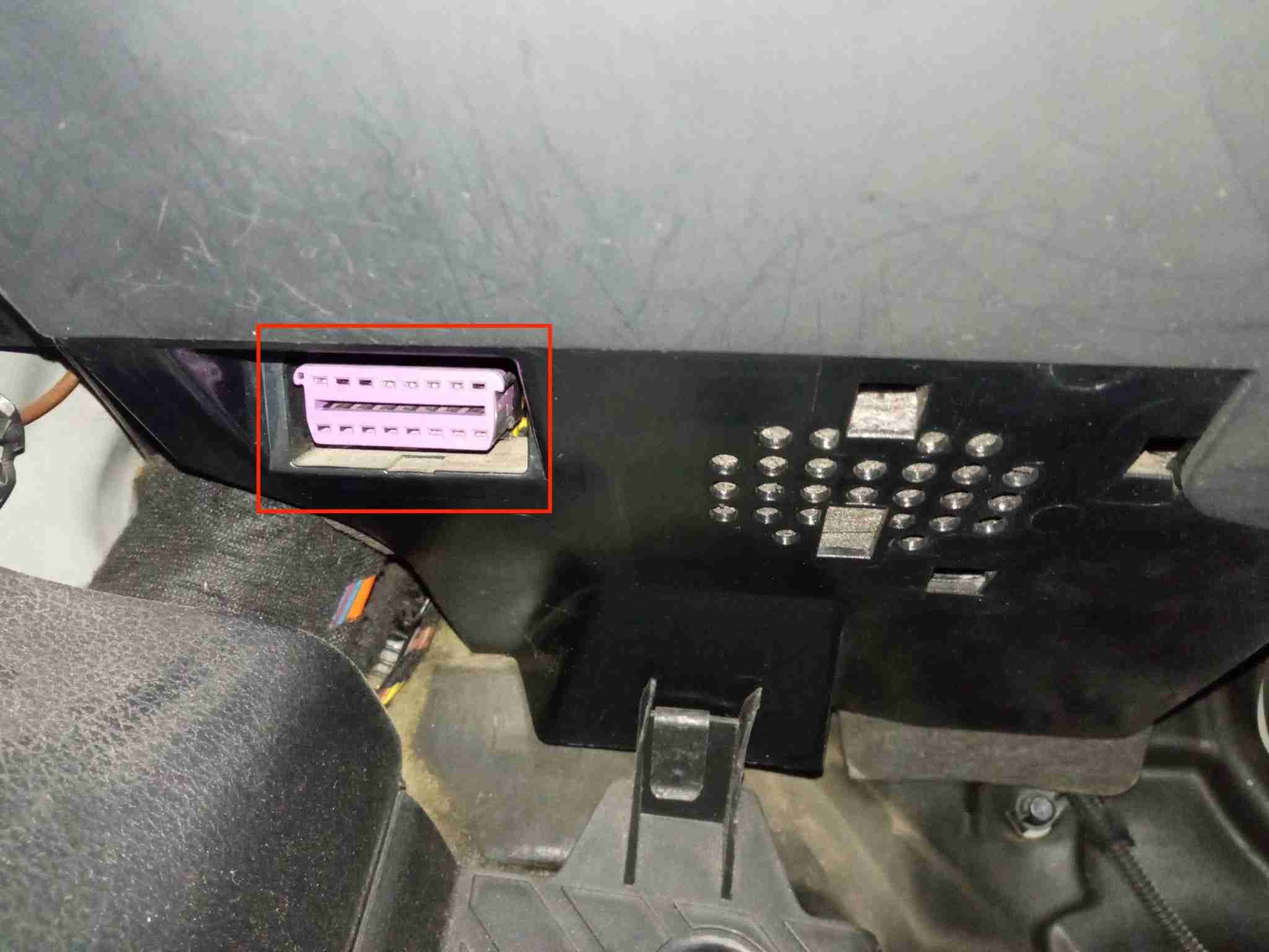 Comment trouver la prise OBD2 sur une Audi A4 B7