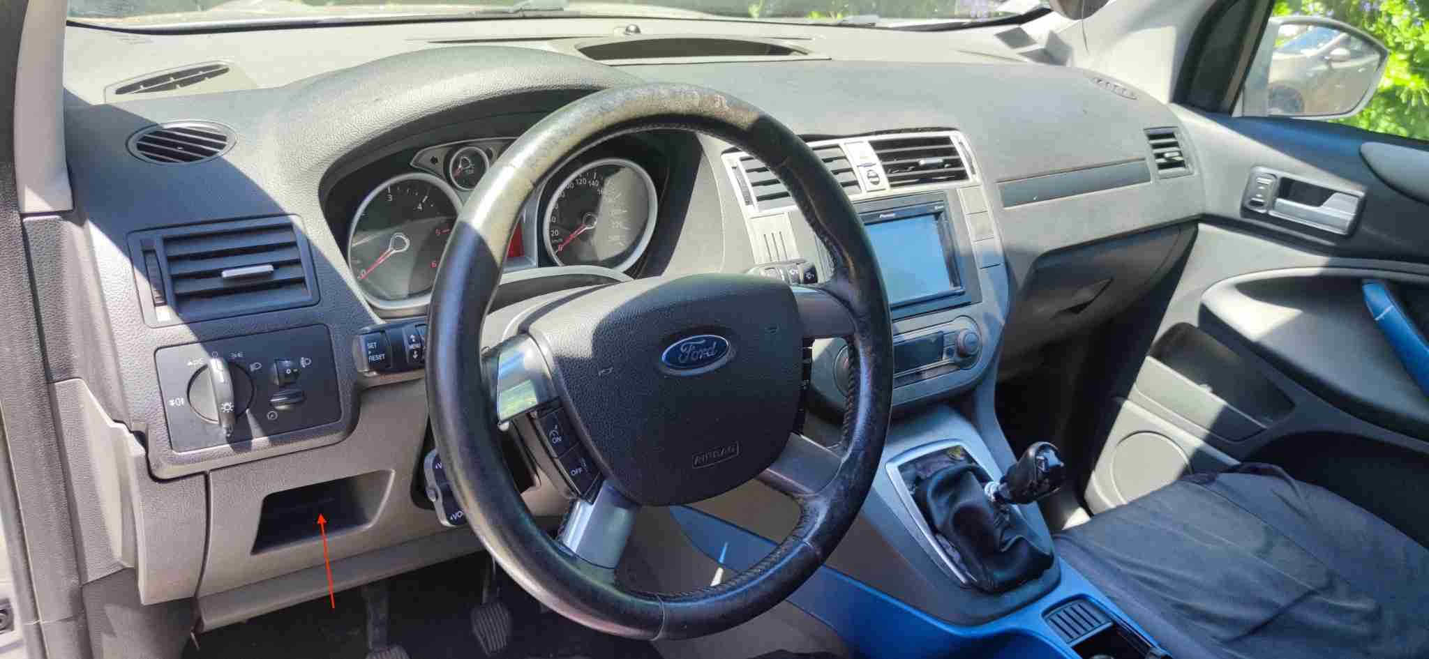 Comment trouver la prise diagnostic OBD2 sur Ford Kuga