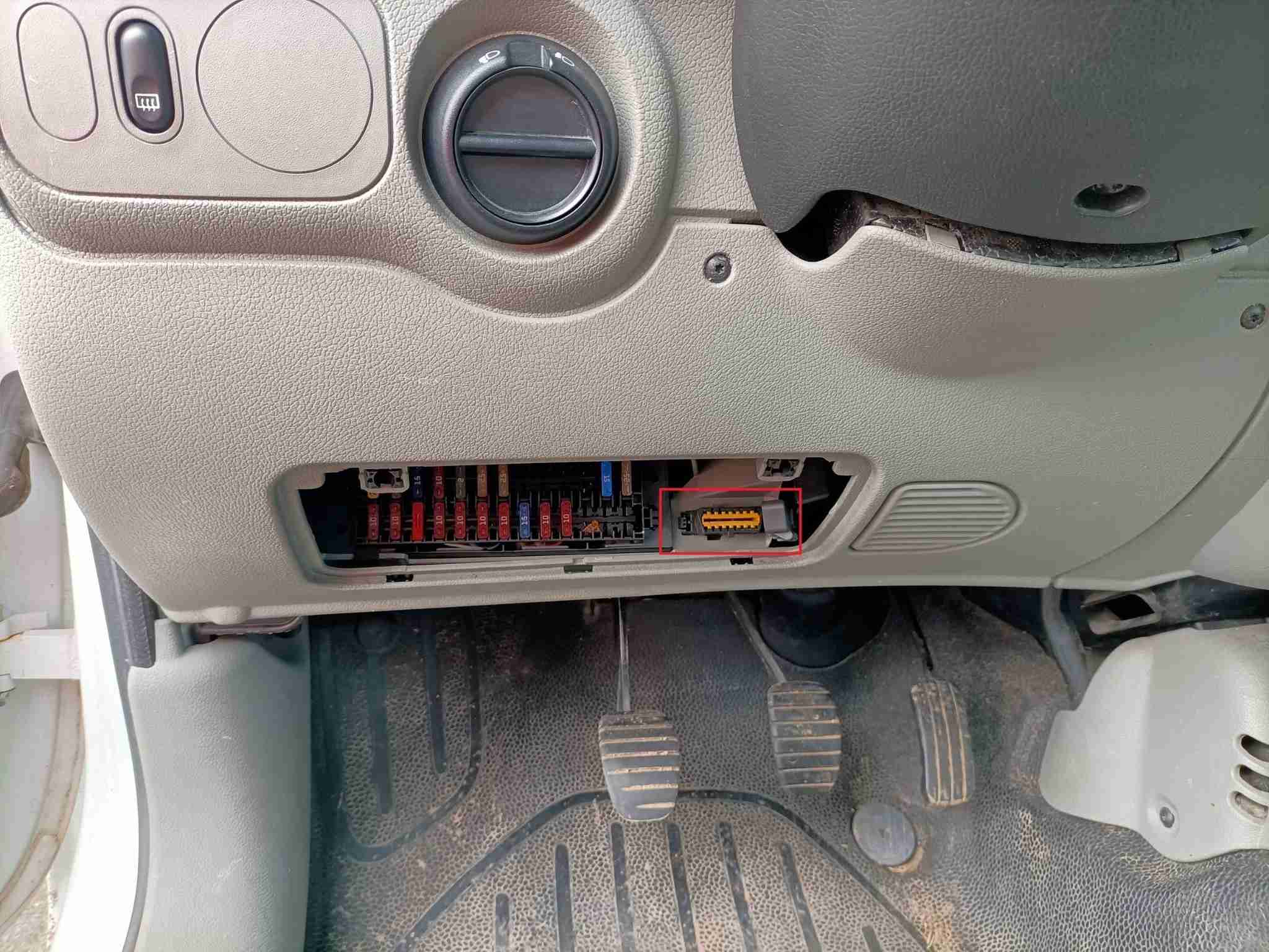 Comment trouver la prise OBD2 sur votre Renault Kangoo