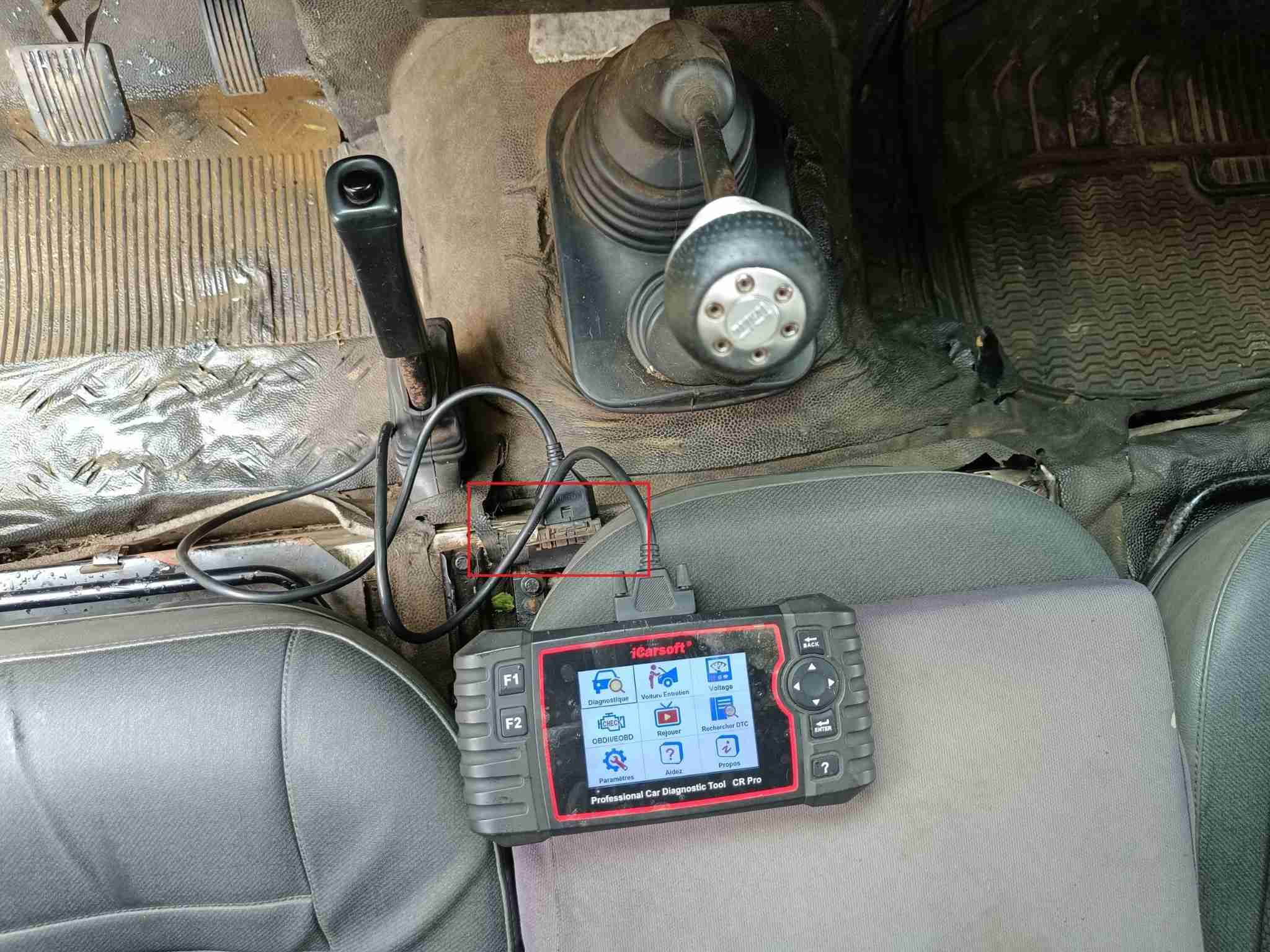 Où se trouve la prise OBD2 sur Land Rover Defender TD5