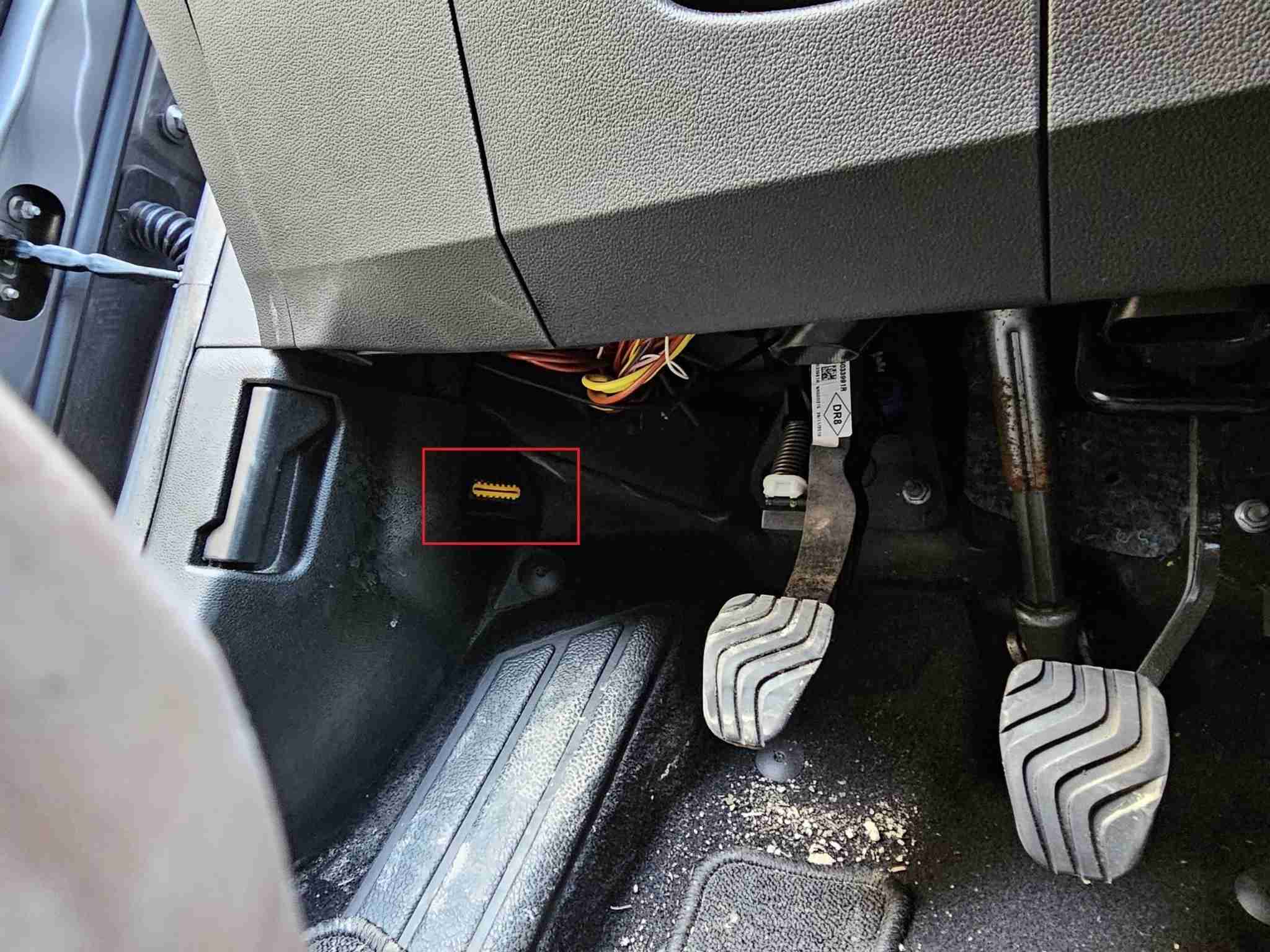 Trouver la prise OBD2 sur Renault Captur II 1.0 TCe 100 CV