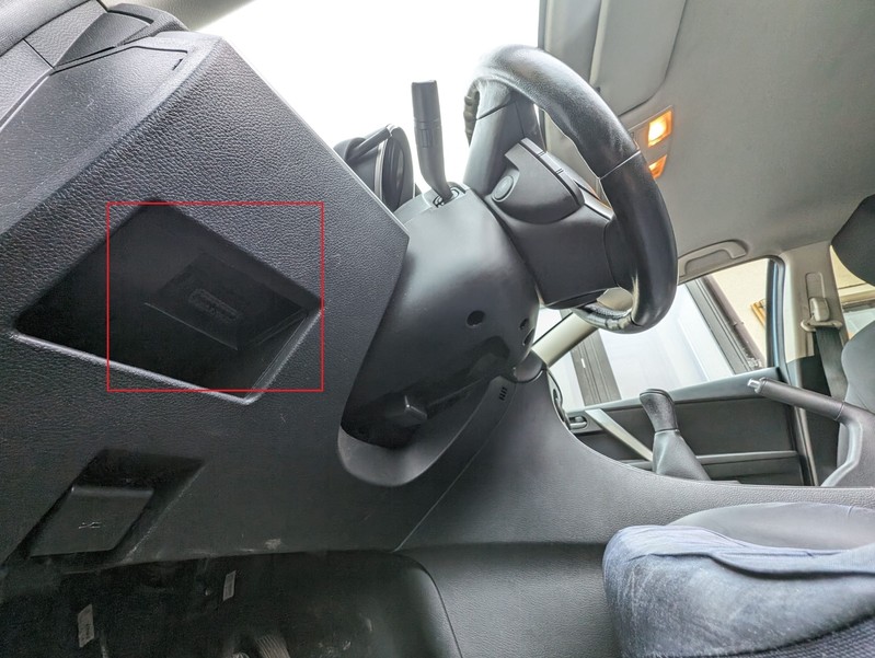 Où se trouve la prise de diagnostic OBD2 sur Mazda 3