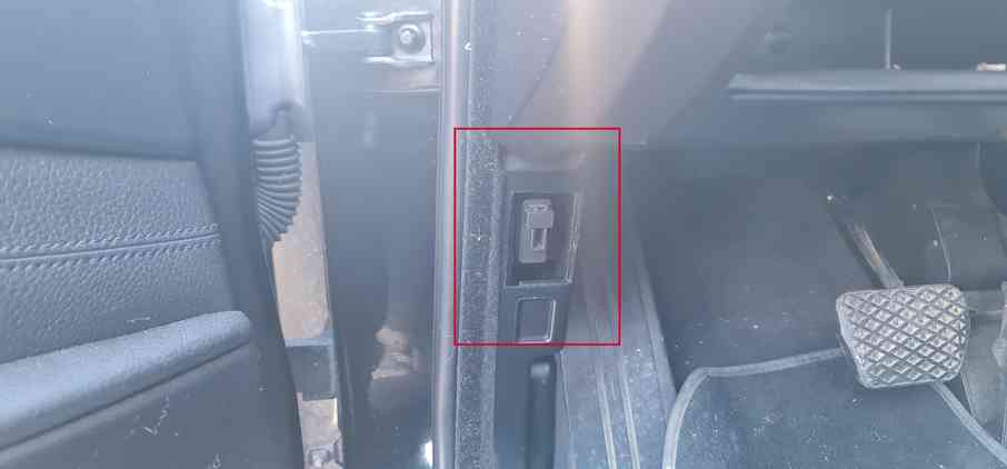 Comment trouver la prise OBD2 sur BMW Série 5 E69 525D?