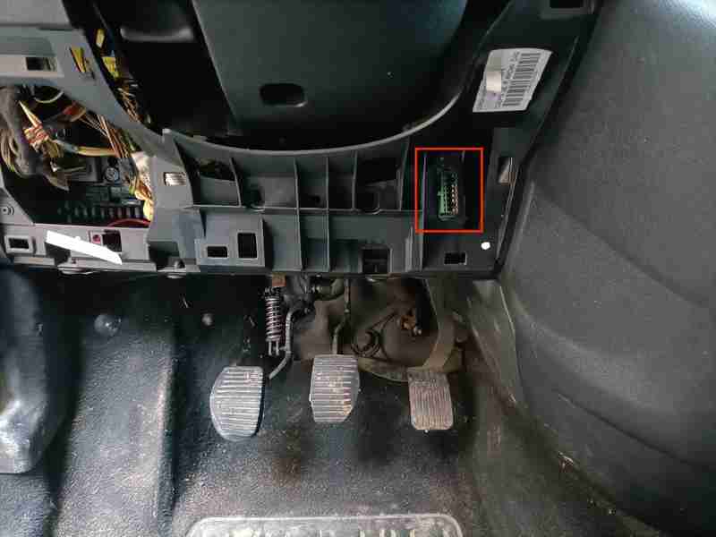 Où se trouve la prise diagnostic OBD2 sur Citroën Berlingo