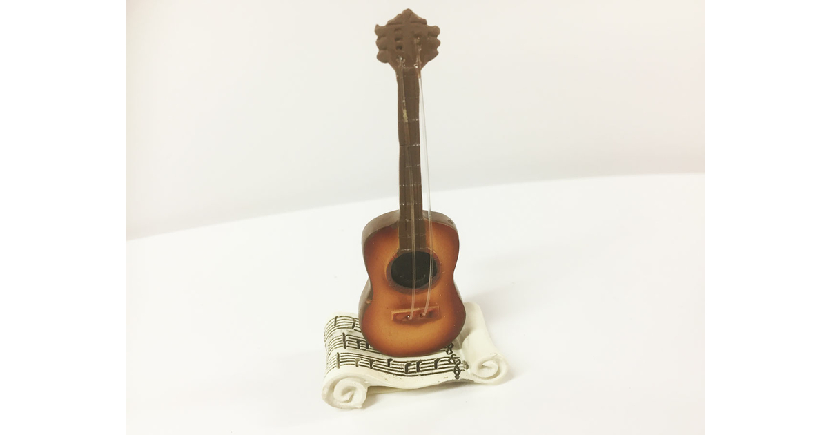 3 Figurines résine guitare avec partition - Figurines - Netbootic.com