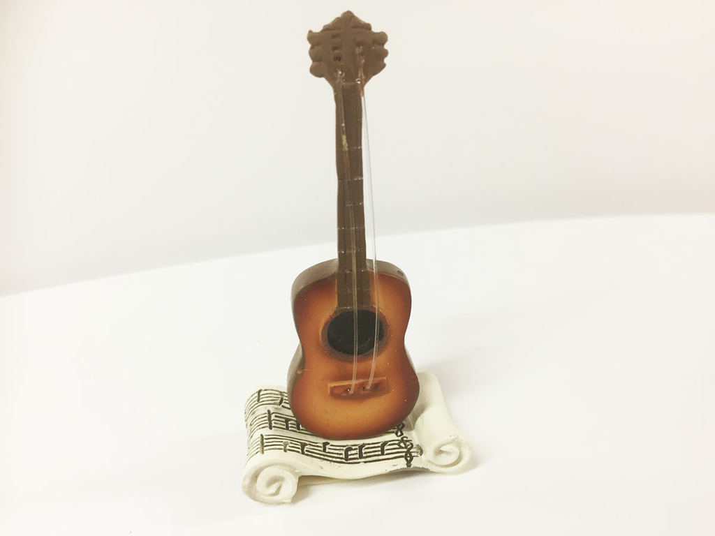 3 Figurines résine guitare avec partition - Figurines - Netbootic.com